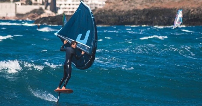 Wingfoil VS Windfoil : quelle activité nautique chosir