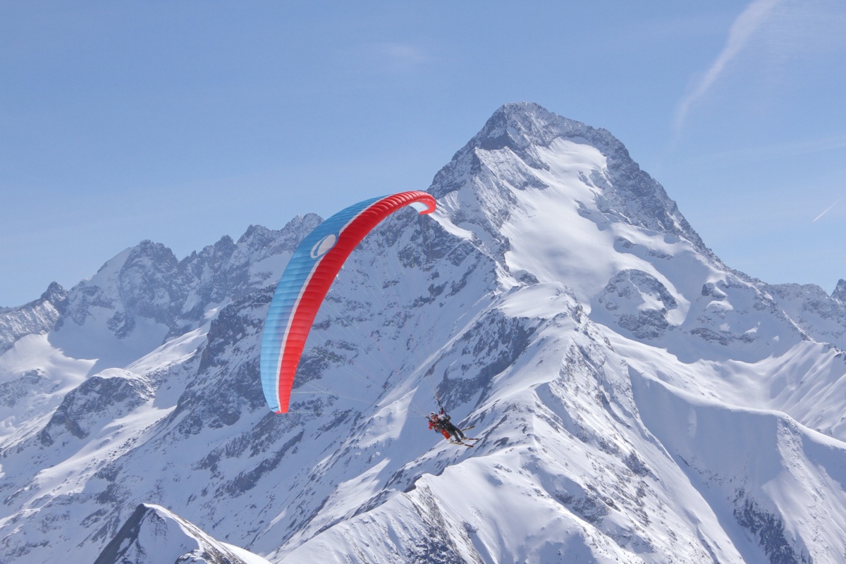 Parapente en ski : Top 5 des spots de parapente en ski en hiver